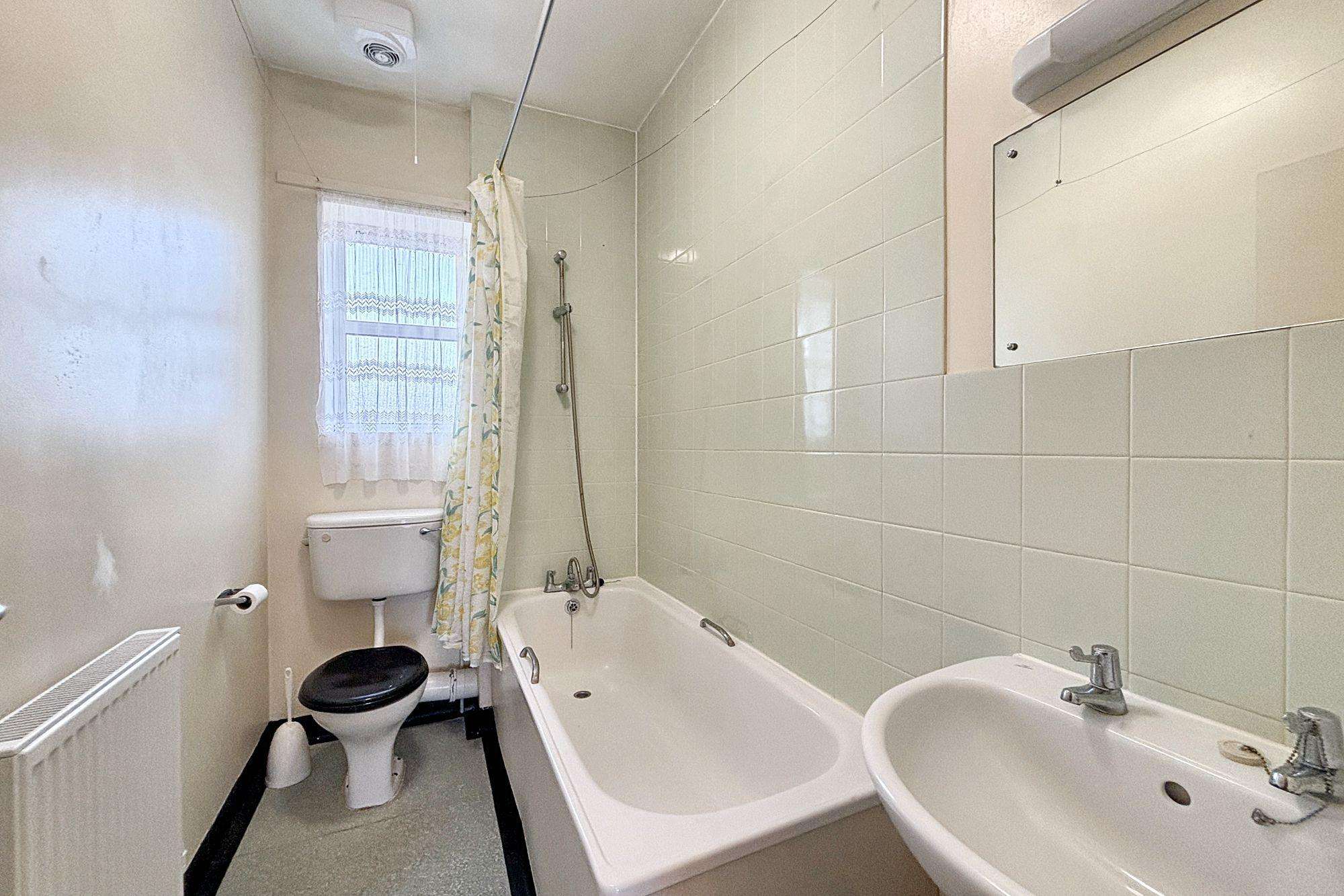 Flat B, 10 Chesham Street, Neasden, London NW10 0AX
