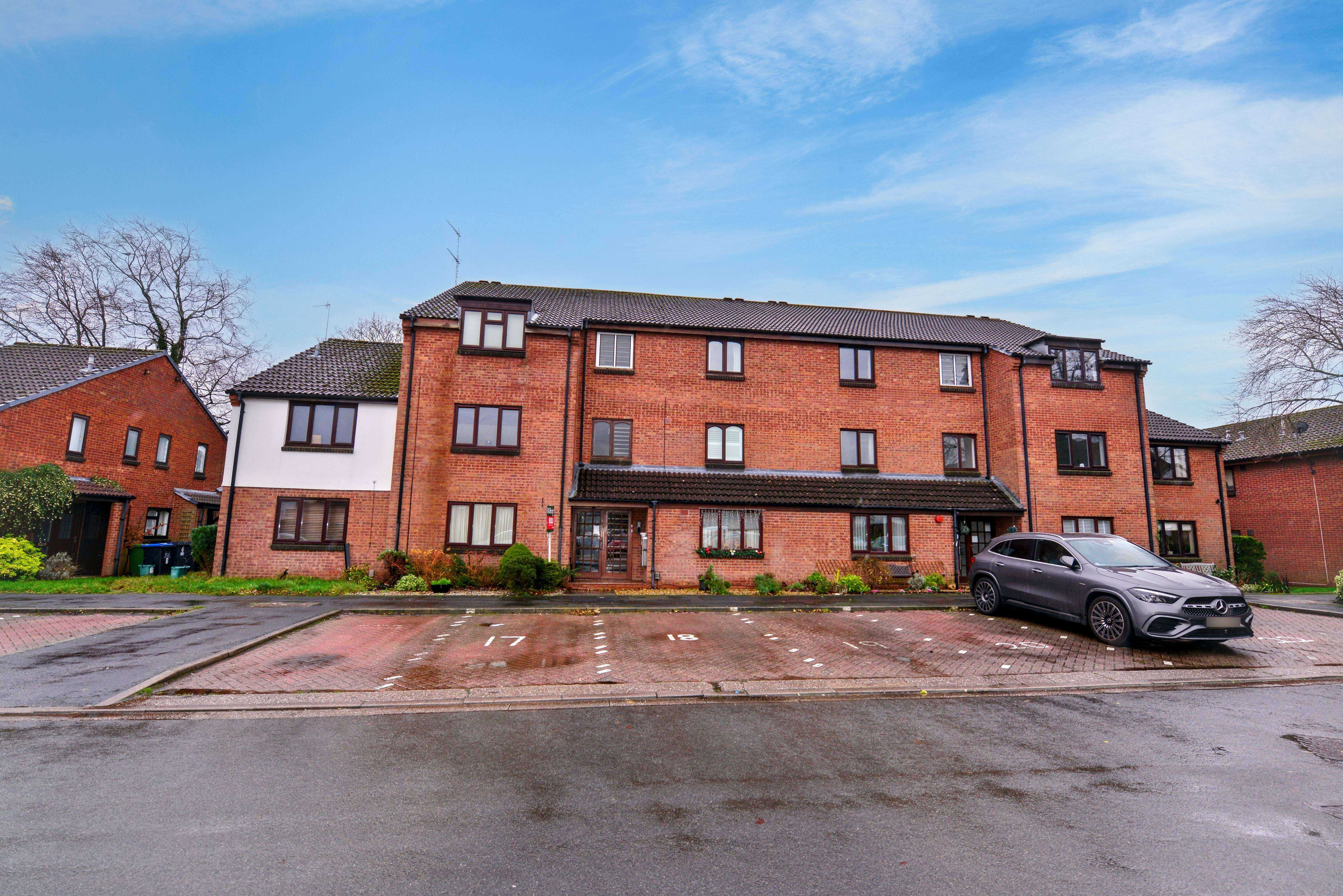 16 William Tarver Close, Warwick, Warwickshire, CV34 4UE